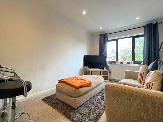 Moore Close, Tongham, Farnham, Surrey, GU10