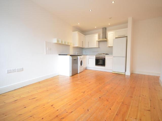 Moore House, Willow Way, Sydenham, SE26 2 bed flat to rent £1,750 pcm £404 pw