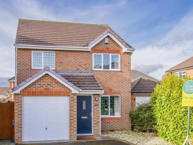 Moorfield Court, Grange Moor, 3 Bedroom Detached