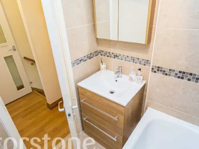 Moorfields Eye Hospital City Road campus, Bath Street, London, EC1V 9EL, United Kingdom | 3 bed apartment for rent #154595632 | Rentberry