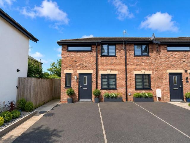 Moorhouse Fold, Rochdale OL16 2 bed mews to rent £1,025 pcm £237 pw