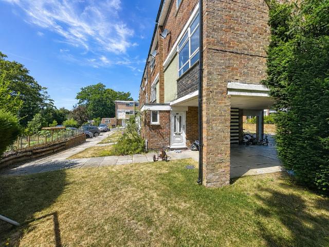 Moorholme, WOKING GU22 4 bed townhouse to rent £2,150 pcm £496 pw