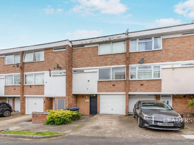 Moorholme, Woking, Surrey, GU22 3 bed townhouse to rent £1,995 pcm £460 pw