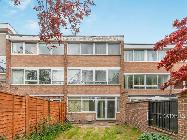 Moorholme, Woking, Surrey, GU22 3 bed townhouse to rent £1,995 pcm £460 pw