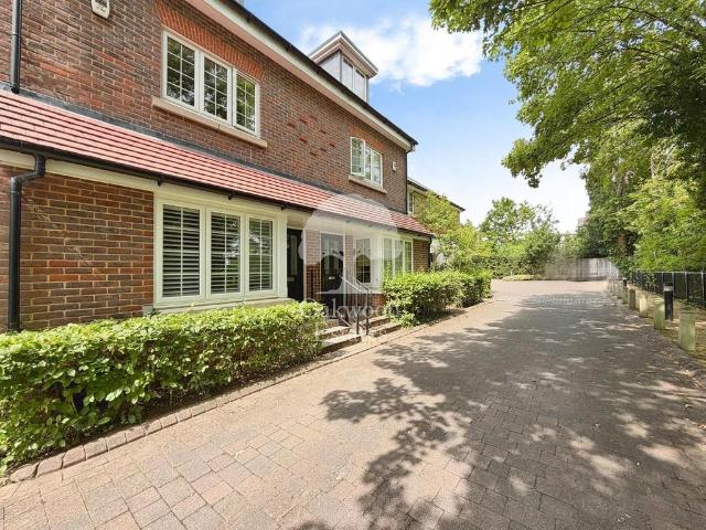 Moorland Way, Maidenhead SL6 3 bed terraced house to rent £2,650 pcm £612 pw