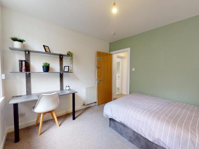 Moorland Avenue, Leeds LS6 4 bed house to rent £1,855 pcm £428 pw