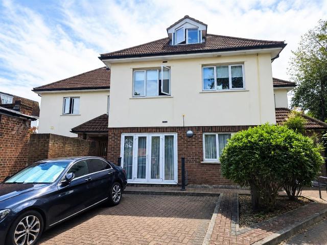 Moorland Court, Winchmore Hill N21, 2 bed flat to rent, £1,750 pcm | PrimeLocation