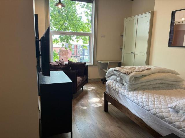 Moorland Road, Leeds LS6 Studio to rent £1,056 pcm £244 pw