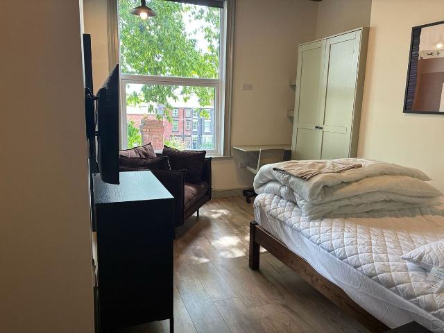 Moorland Road, Leeds LS6, Studio to rent, £1,056 pcm | PrimeLocation