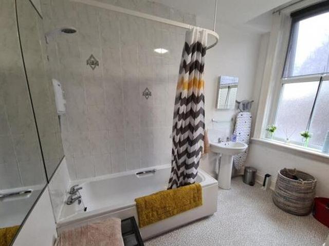 Moorland Road, Leeds, 2 Bedroom Flat