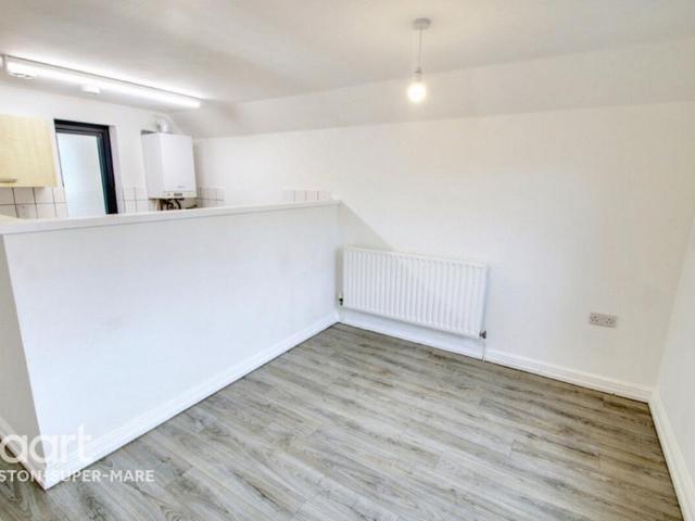 Moorland Road, Weston super Mare 2 bed flat to rent £1,000 pcm £231 pw