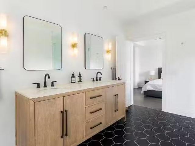 Moorpark St, Studio City, CA 91602