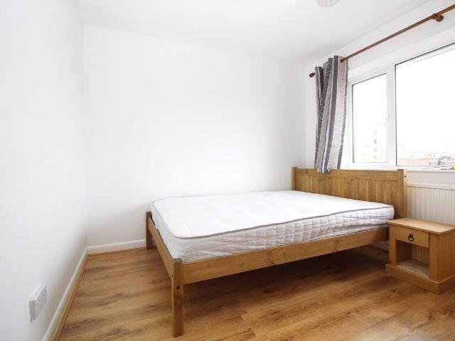 Moat Road, East Grinstead, West Sussex. RH19, Room to rent, £650 pcm | PrimeLocation