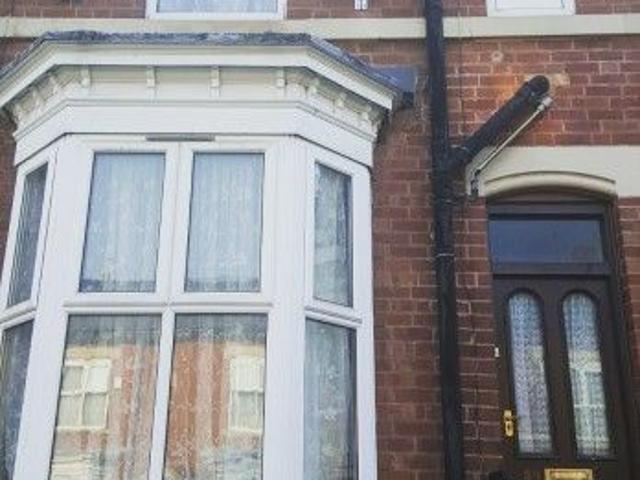 Moden 4 bedroom house to let to 4 ppl