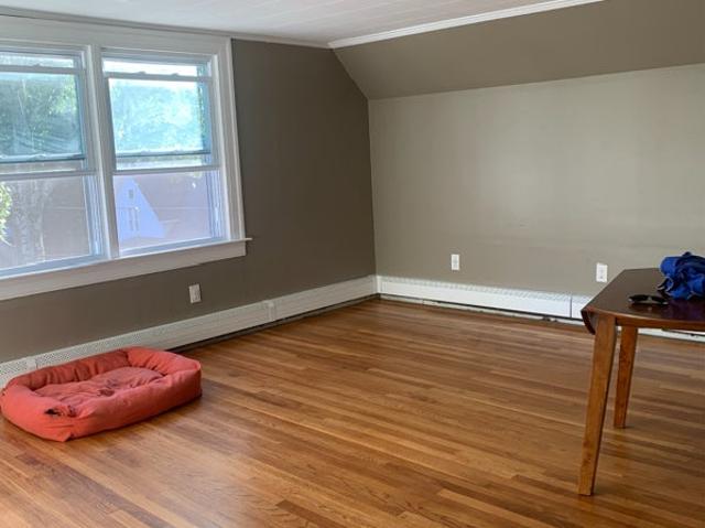 Moden 2nd floor unit in great location!