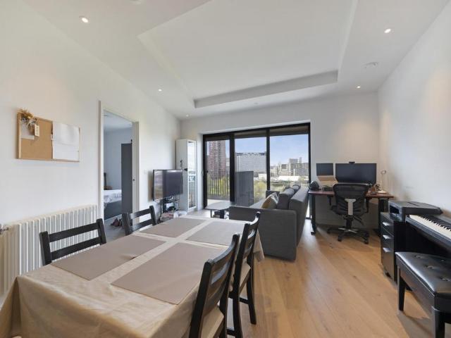 Modena House, London City Island. 1 bed apartment to rent £2,353 pcm £543 pw