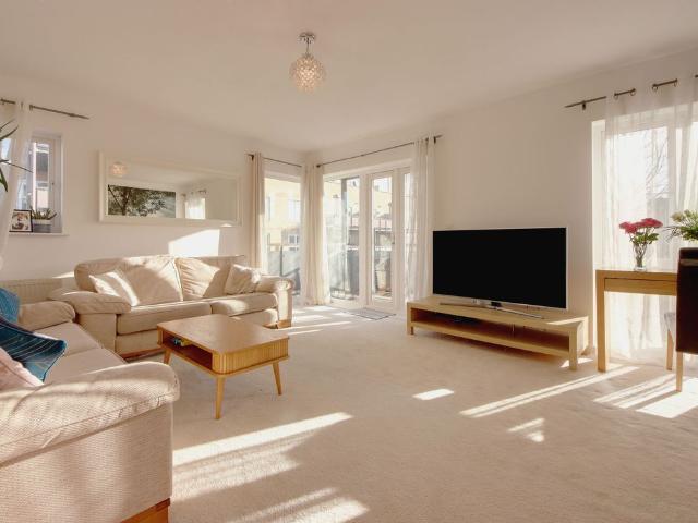 Modena Mews, Watford WD18, 2 bed flat to rent, £1,750 pcm | PrimeLocation
