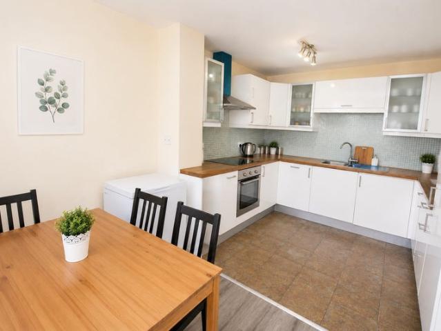 Modern 3 Bed Apartment | Canary Wharf E14