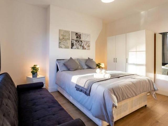 Modern 3 Bed Flat in Available in Bow E3