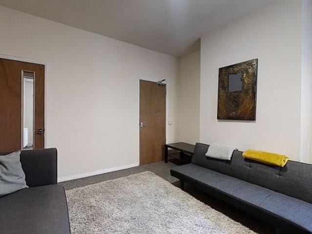 Modern 3 Bed Student Home with Stylish Kitchen