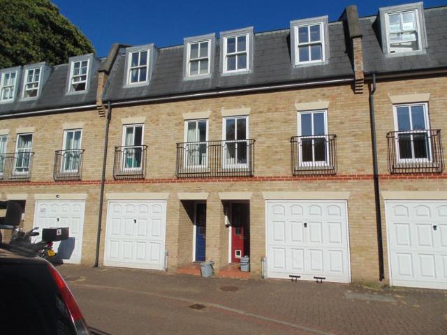 Modern 3 Bed Town House, Sharers welcome