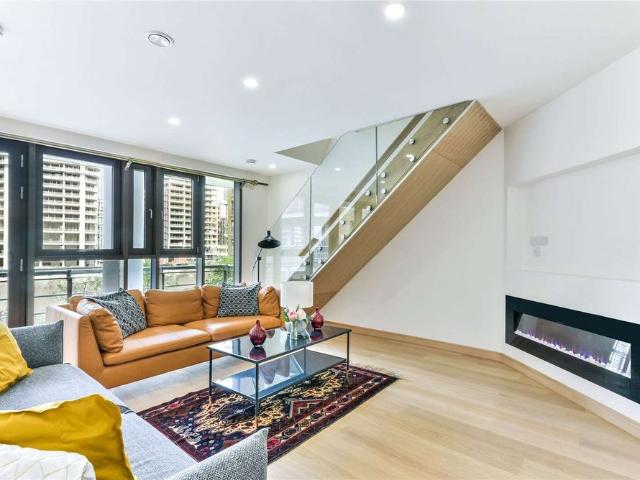 Modern 3 double bedroom penthouse available immediately