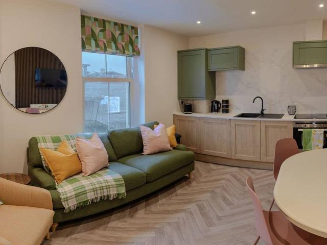 Modern 3BR Flat in Central Plymouth Sleeps 6