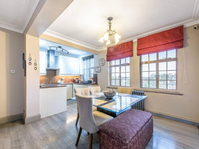 Modern 3BR London Apartment with Stunning Views