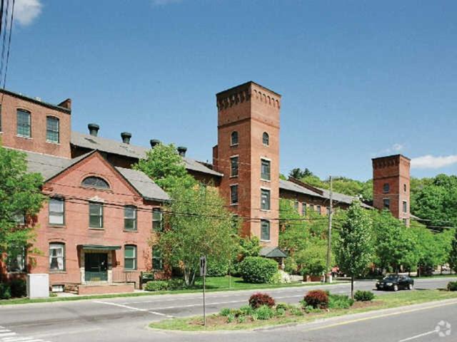 Modern 1 Bed 1 Bath Condo in Beacon Falls_PoolFitn
