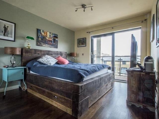 Modern 1 bed, 24/7 porter, parking, balcony, canal