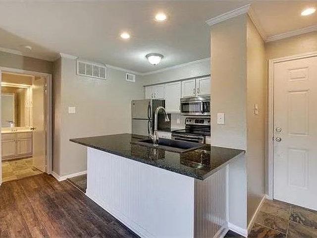 Modern 1 Bed Condo in Austin | 8888 Tallwood Dr |