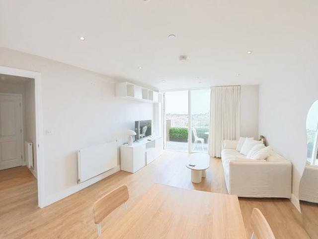 Modern 1 Bed Apartment Private Balcony