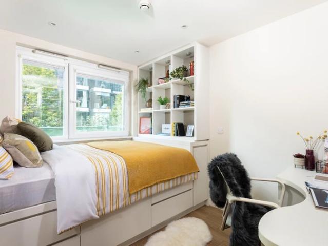 Modern 1 Bed En Suite Flat with TV included