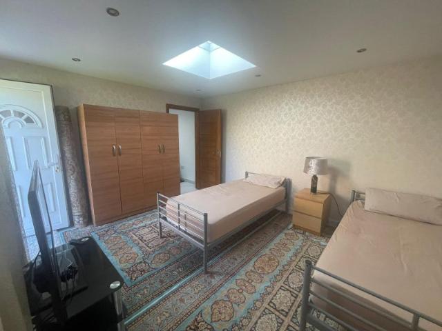 Modern 1 bed flat, great location, bills included