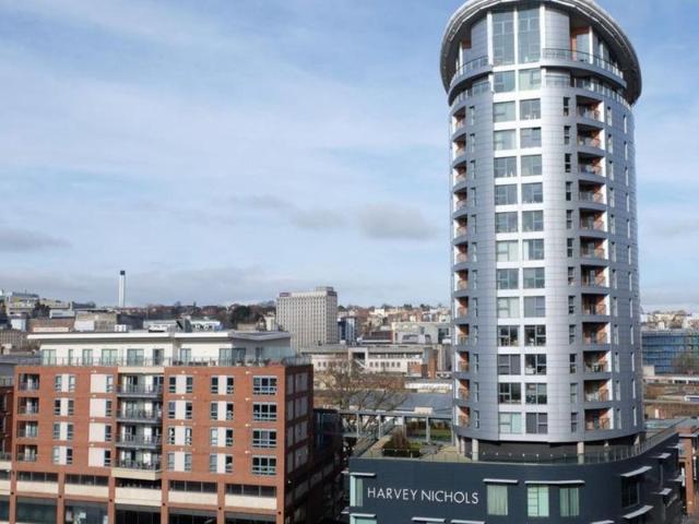 Modern 1 bed flat in Cabot Circus Central Bristol