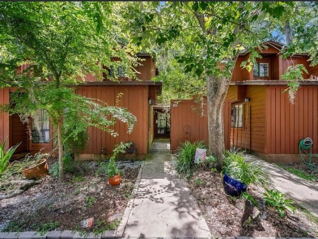 Modern 1 Bed Townhouse Room in GainsvilleFL | Ava