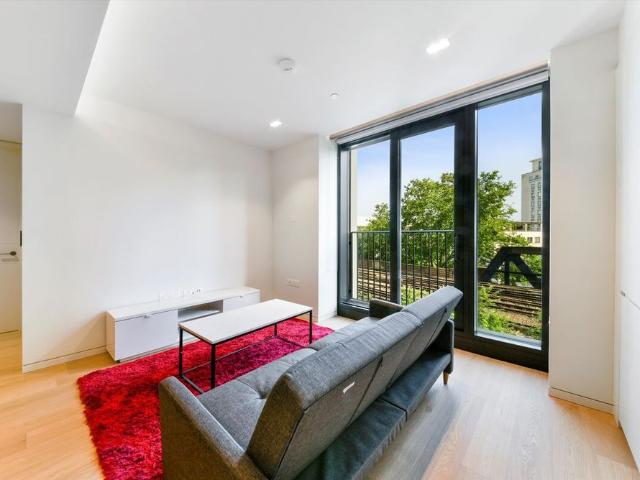 Modern 1 bedroom apartment to rent in Thirty Casson Square, Southbank SE1