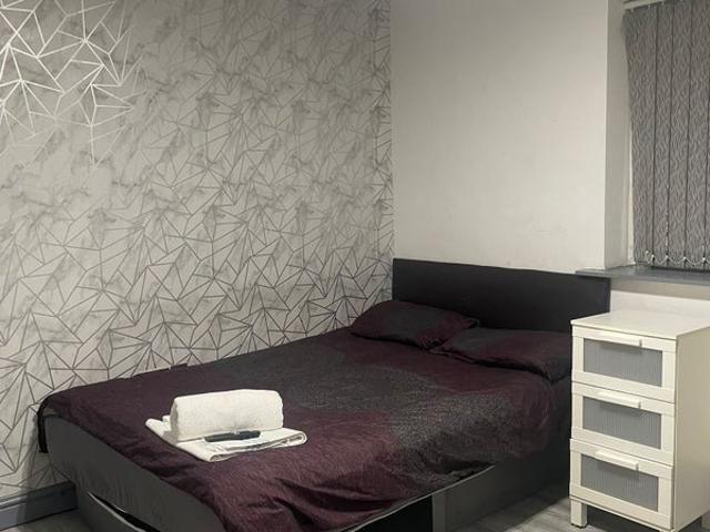 Modern 1 Bedroom Apartment with Parking & Garden