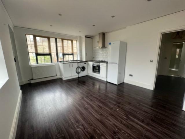 Modern 1 Bedroom Apartment, Close to Station!