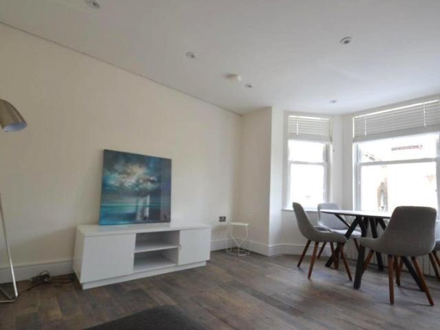 Modern 1 Bedroom Brilliant Location