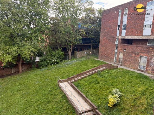 Modern 1 Bedroom Flat with Lift Access & Free Parking Available In Luton, LU1!