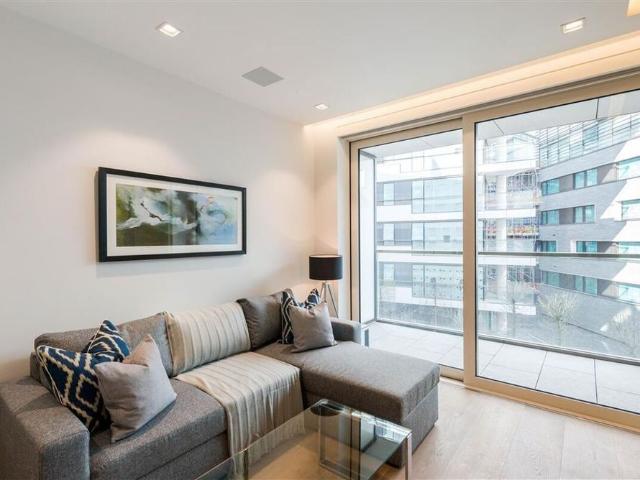 Modern 1 bedroom flat to rent in One Tower Bridge, SE1