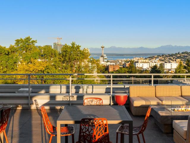 Modern 1 Bedroom Live/Work in Capitol Hill – Designer Finishes & Stunning Rooftop Views!