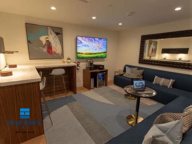 Modern 1 Bedroom Retreat with Rooftop Deck, Resort Style Pool & In Unit Laundry