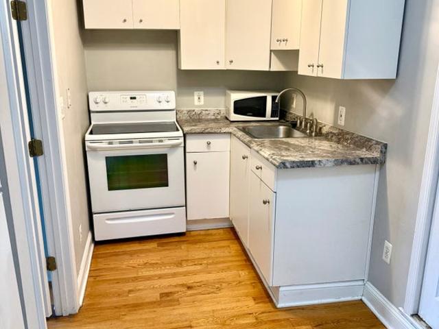 Modern 1 BedroomCorner Lots of LightBolton HillLig