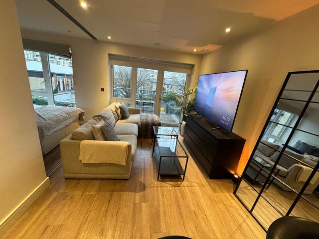 Modern 1Bed Flat in Stunning Riverside Development