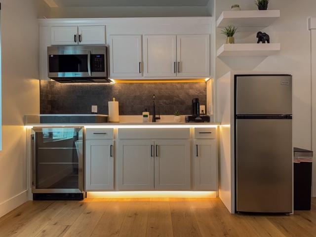 Modern 1BR Apartment | All Utilities + Internet In