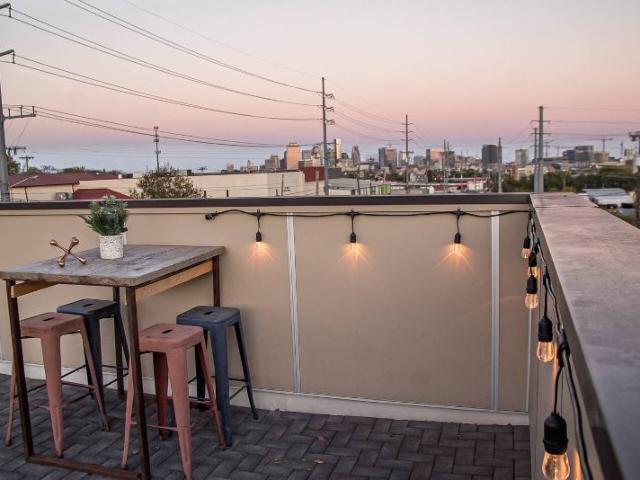 Modern 1BR with In_Unit LaundryPrivate PatioParkin