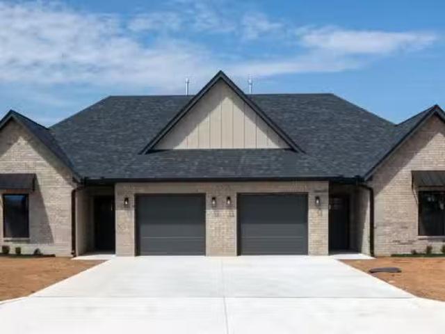 Modern 2 Bed/2 Bath Unit in Shawnee, OK Available 6/30/2024.