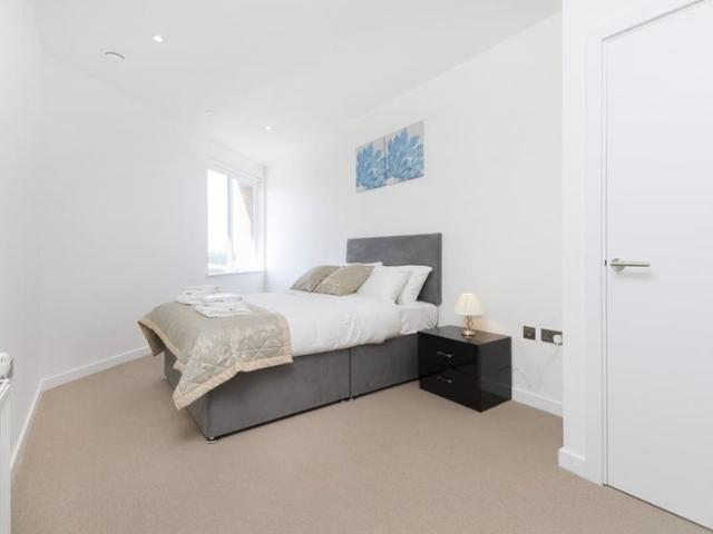 Modern 2 Bed 2 Bath Flat W Balcony in Bow
